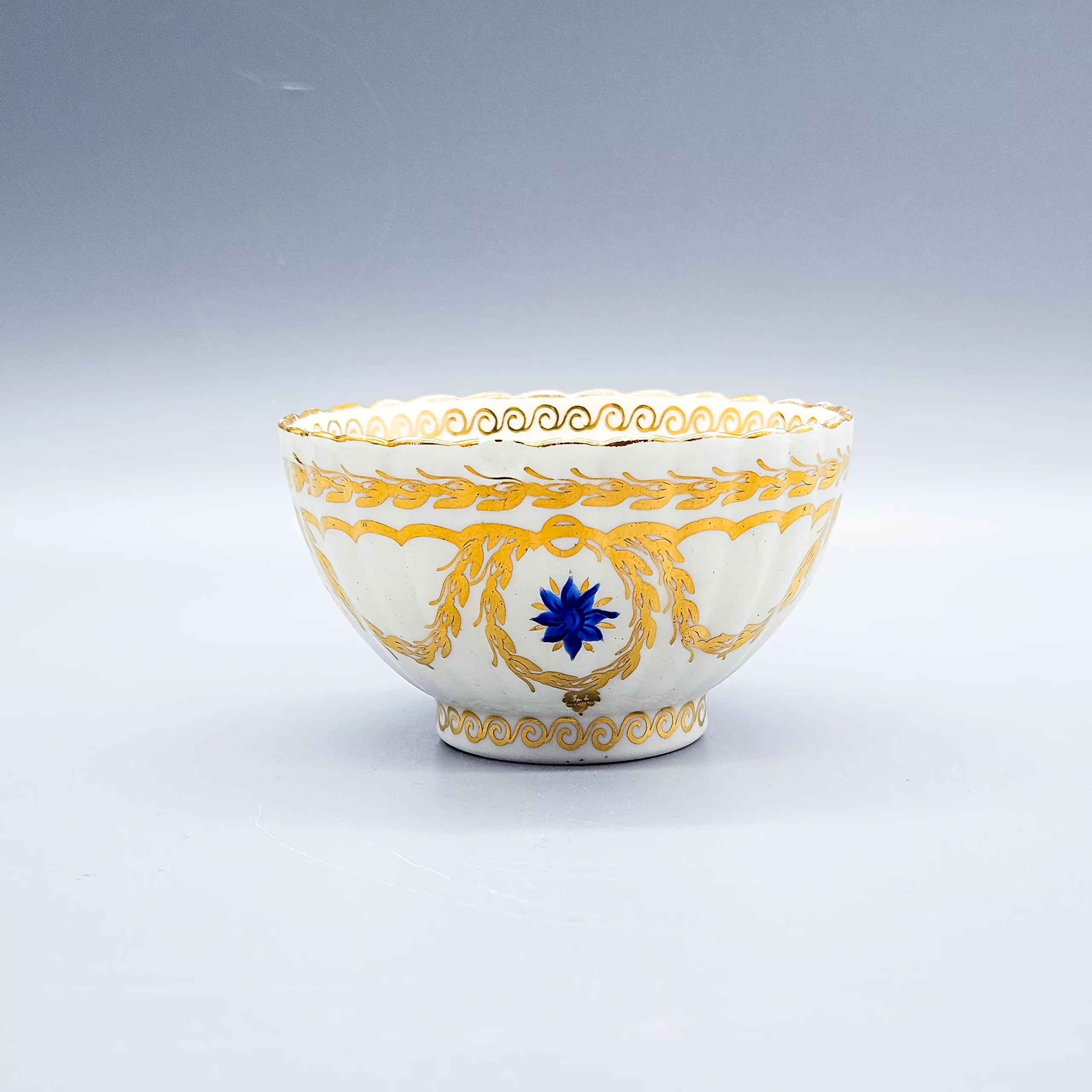 A Caughley fluted tea bowl, circa 1785 - Jill Gosling Ceramics