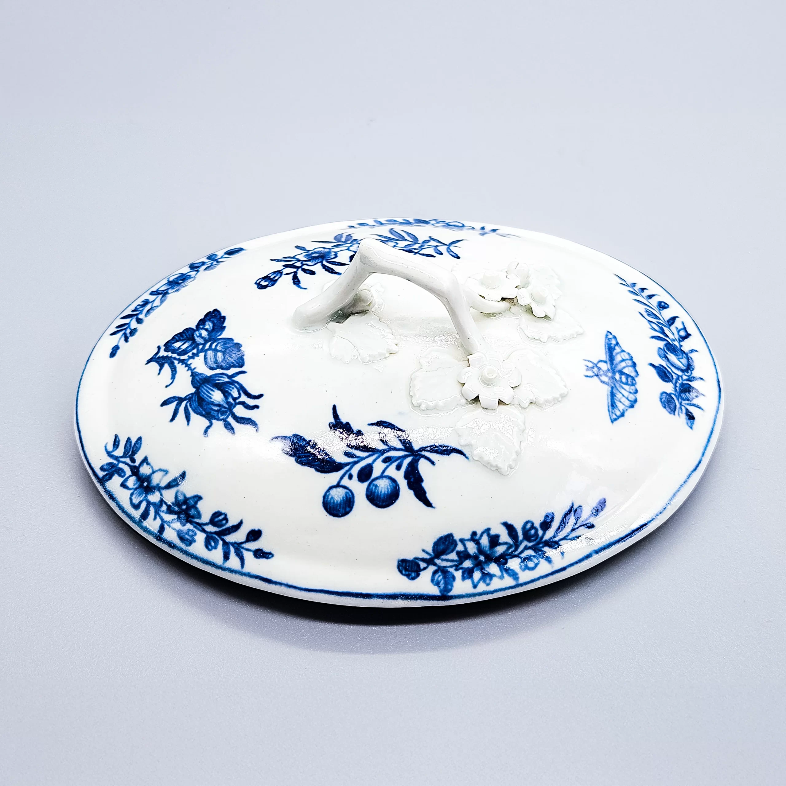 A Worcester butter tub, cover and stand, circa 1770 - Jill Gosling Ceramics
