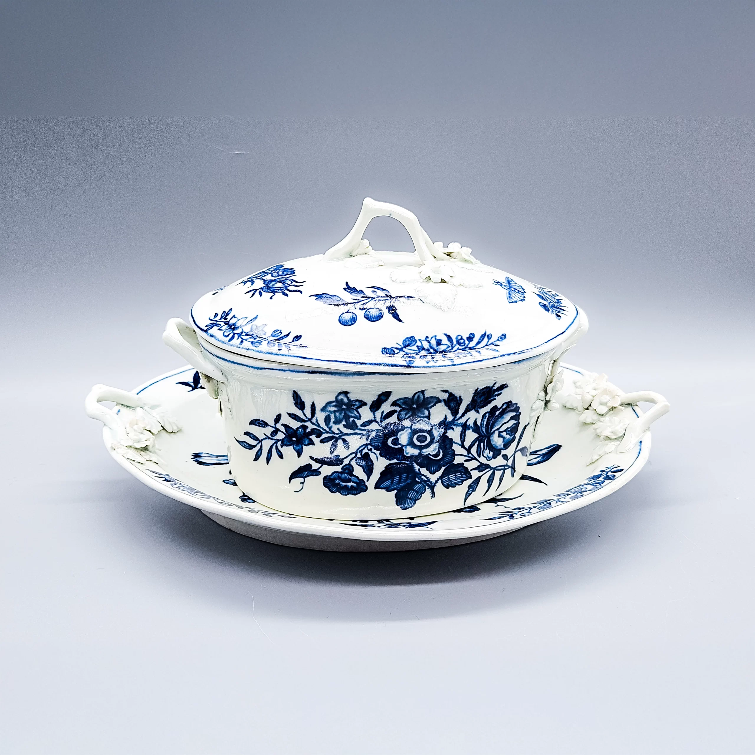 A Worcester butter tub, cover and stand, circa 1770 - Jill Gosling Ceramics
