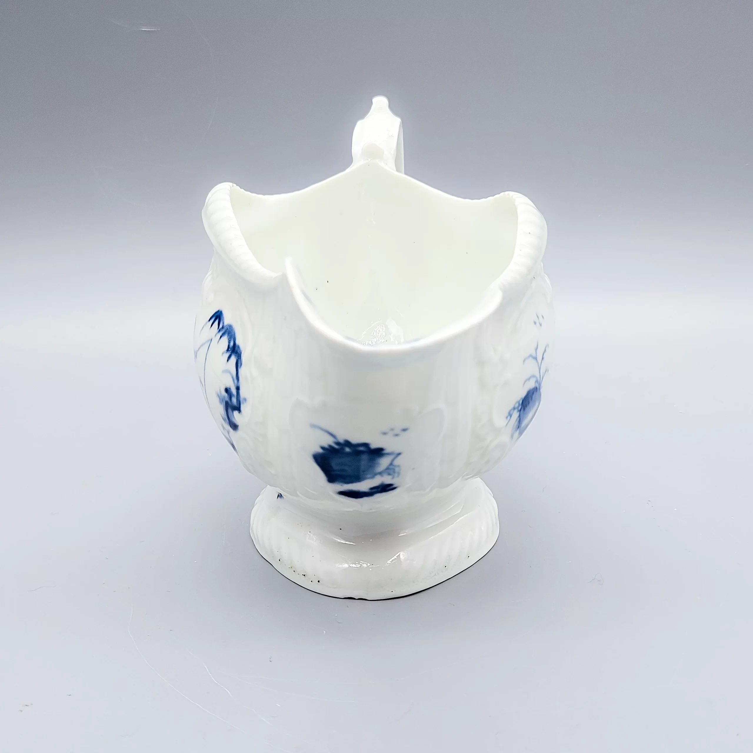 A Worcester sauceboat, circa 1765 - Jill Gosling Ceramics
